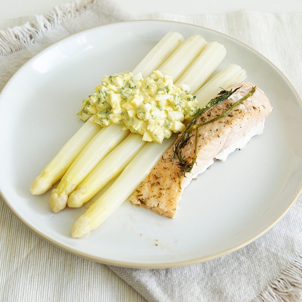 Witte asperges à la flamande met zalm - Priya Loves Food & Travel